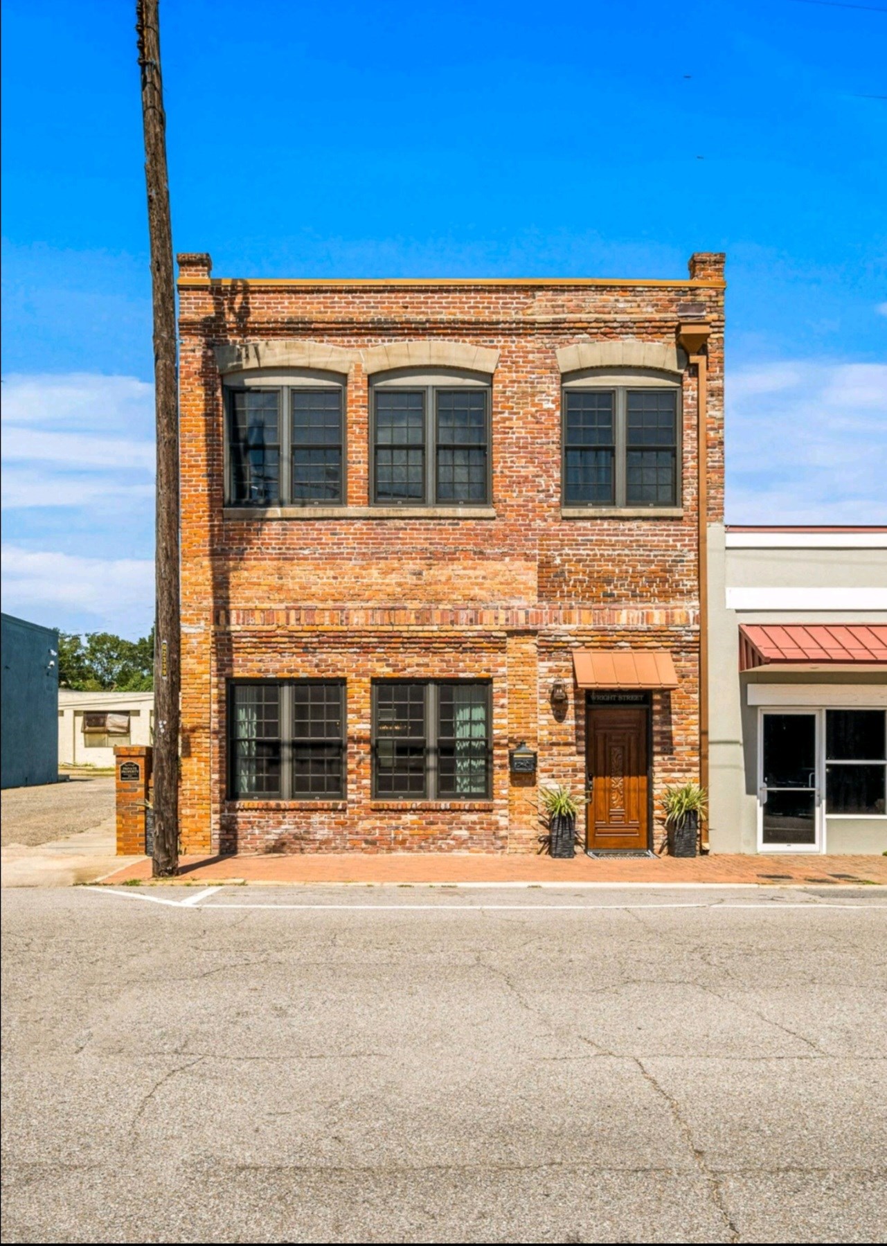 Locations Hub - 118 E Wright St